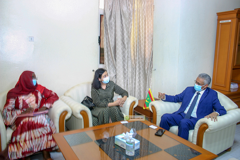 Le délégué général de TAAZOUR s’entretient avec la représentante de la ...