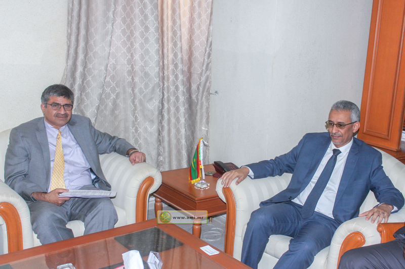 Le délégué général de ‘’Taazour’’ tient une séance de travail avec une ...